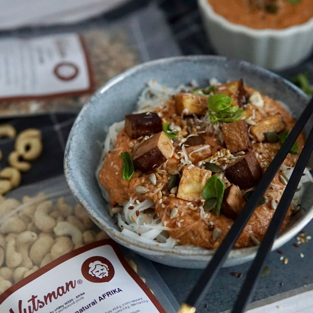 Křupavé tofu s rýžovými nudlemi a kešu omáčkou | Zdravé recepty NUTSMAN